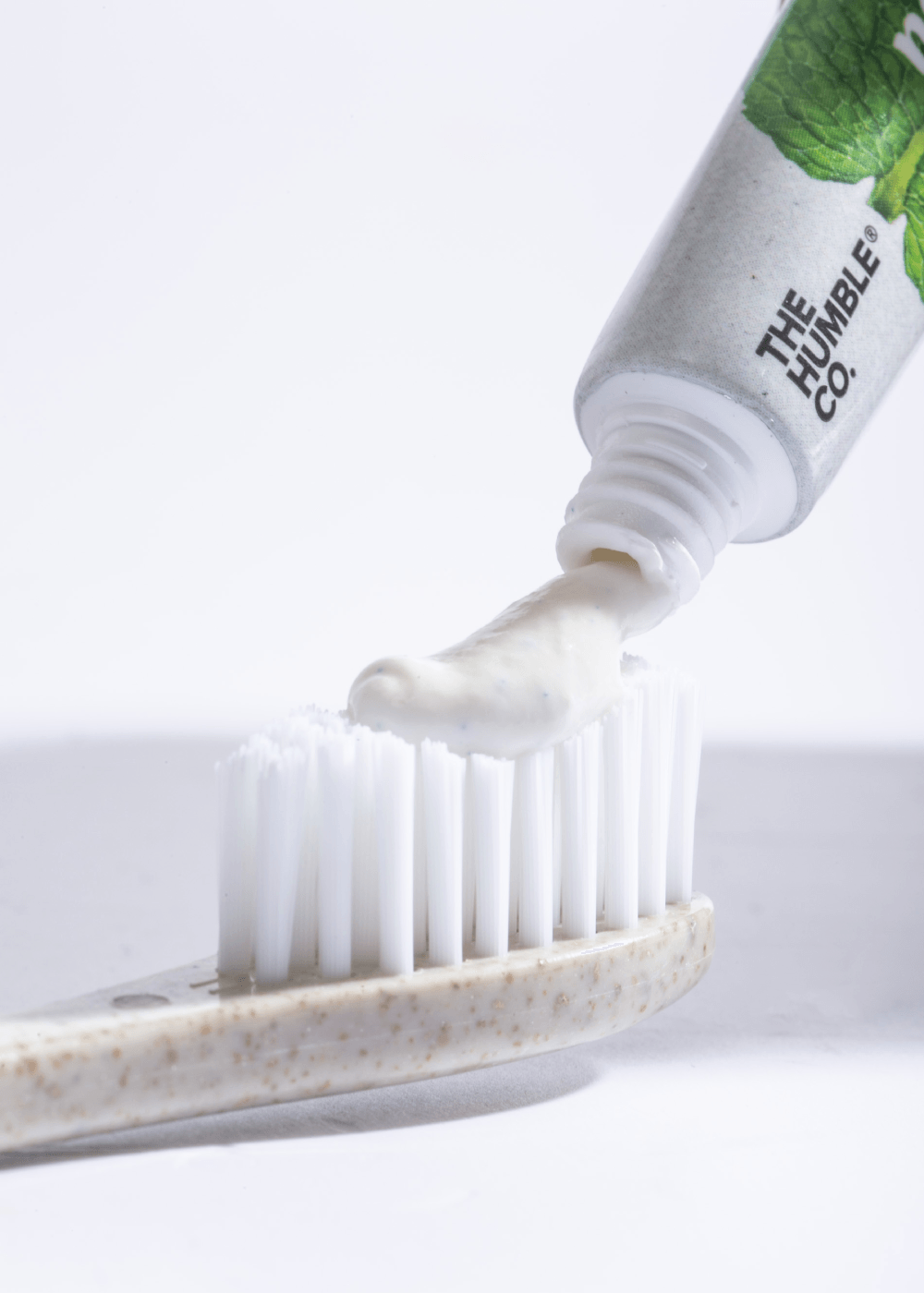 KIT ESCOVA DE DENTES ADULTO THE HUMBLE + MINI PASTA FRESH - conceitoe